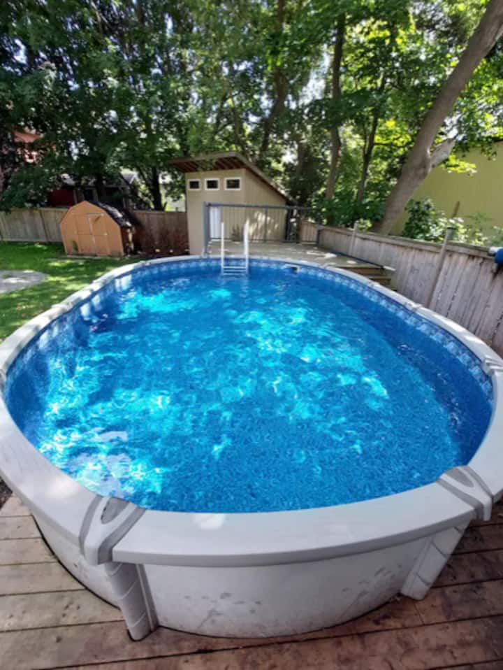 House With Pool On Anne St - Barrie