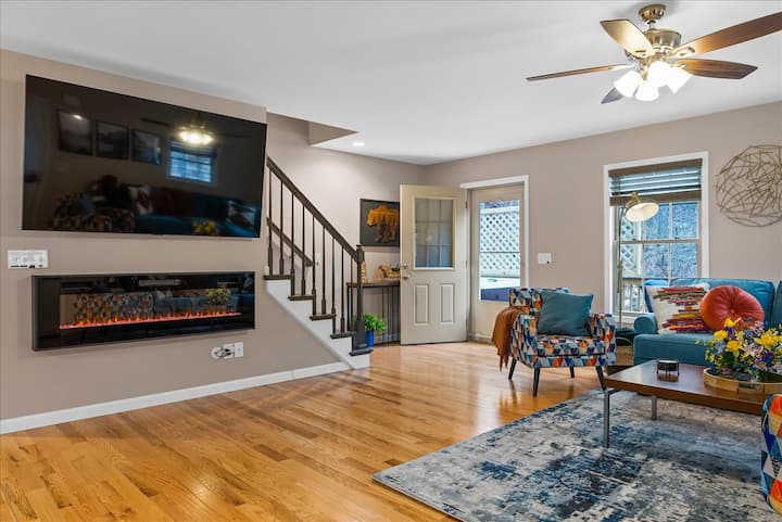 Massanutten Chalet- Game Room, Hot Tub & Views - Harrisonburg, VA