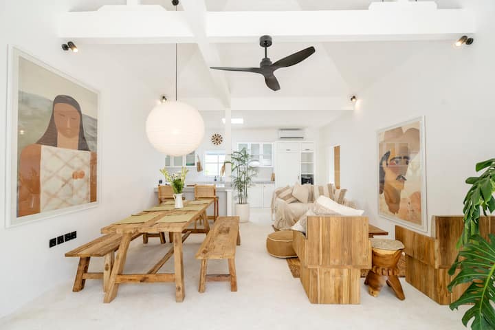 Sun Filled Beach House In Central Berawa-canggu - Canggu