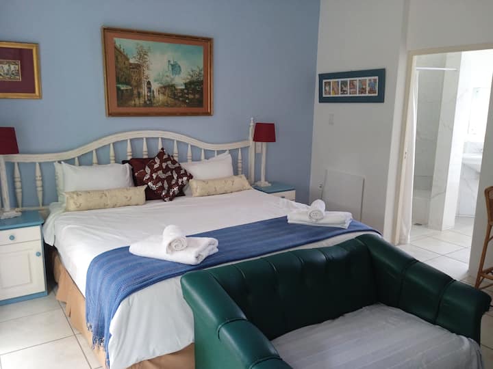 Spacious -Open Plan Kitchenette. En Suite Bathroom - Hermanus