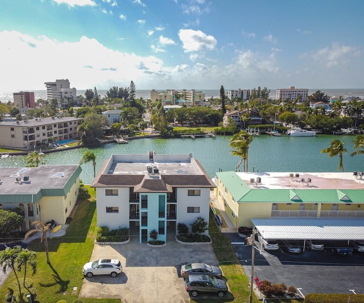 Stunning 2bd Condo W/ Canal Views! Dolphins, Beach - Treasure Island, FL