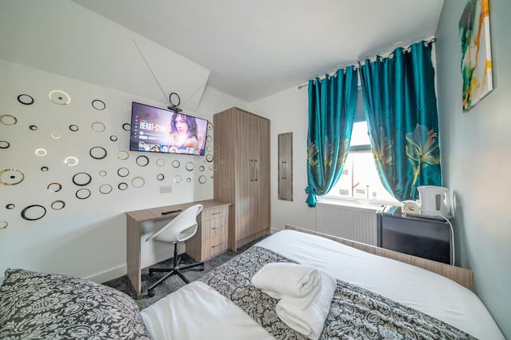 Cozy Room With Fast Wifi In Burley - Leeds