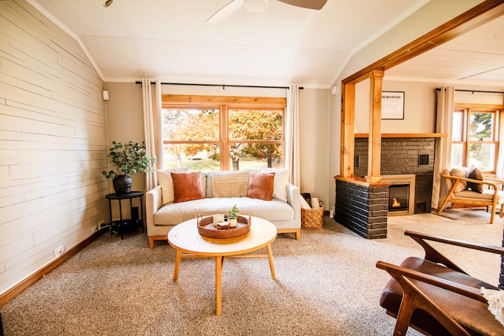 Luxe Stay W/hot Tub! Mins To Downtown - Boyne City, MI