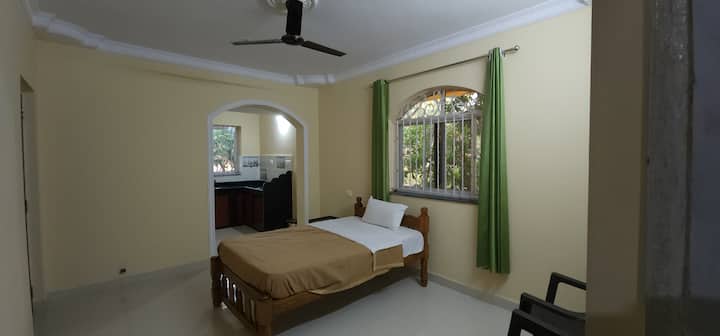 1 Bed Peaceful Studio. G1 Wifi Ac. 2km Beach . - Goa
