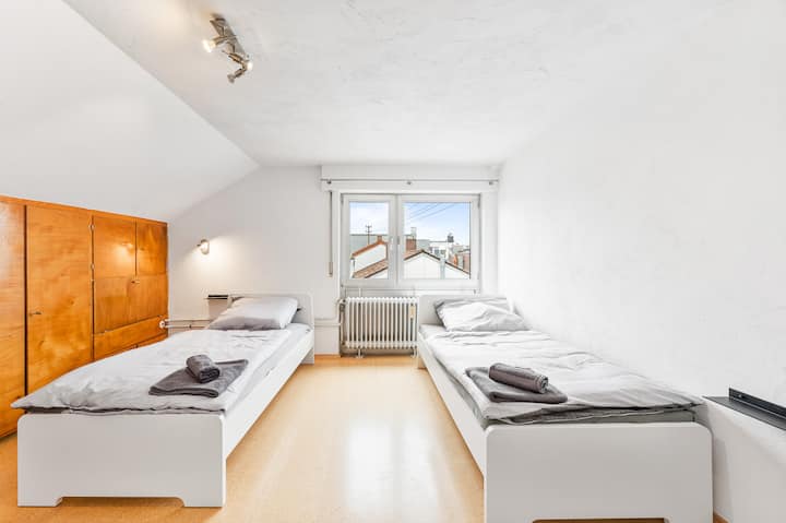3 Bedrooms | Single Beds | Parking | Kitchen - Bad Boll