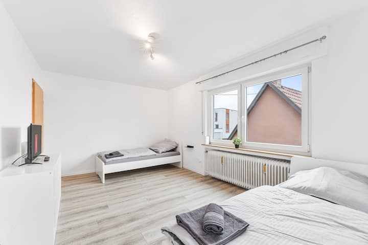 2 Bedrooms | Single Beds | Parking | Kitchen - Uhingen