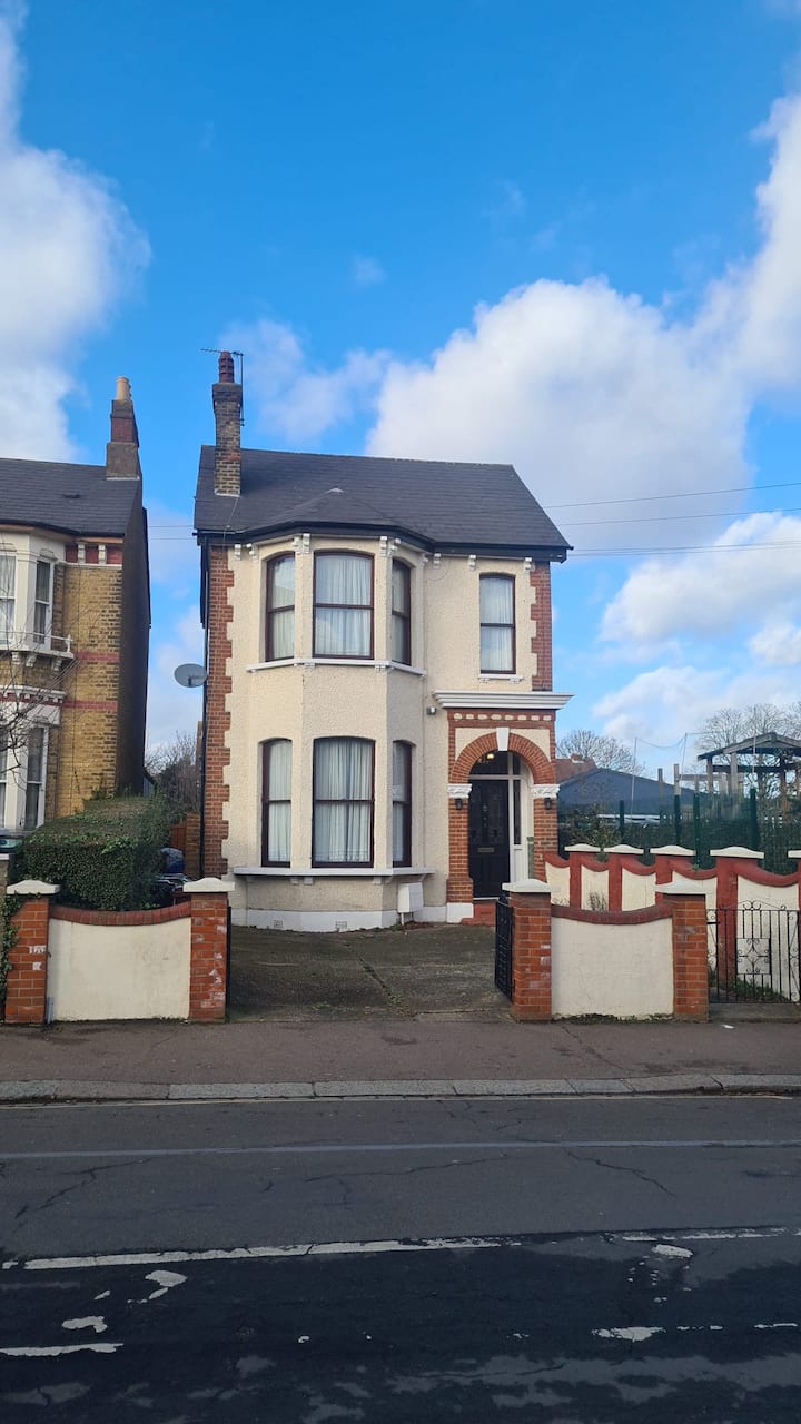 London Leytonstone Cosy 3 Bed 1.5 Bath Home - London