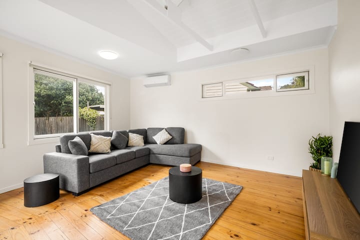 Cabinesque Comfort—a Refreshing Beachside Retreat - Barwon Heads