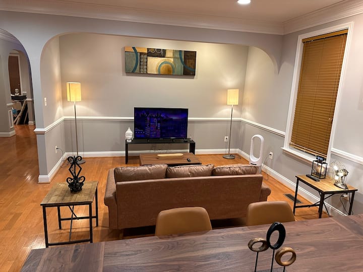 Luxury 4 Br 2.5 Baths Upper Level Unit: Nonsmoking - Alexandria, VA