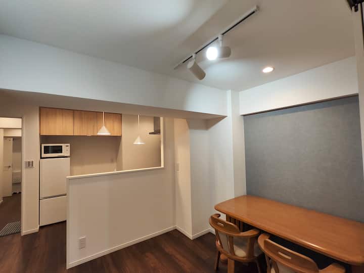 8d-新宿区域/新宿站步行10分钟/涩谷上野秋叶原池袋东京直达/最多7人/精心装修/免费固定wifi - Shinjuku City
