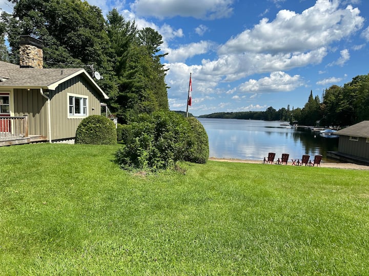 Beautiful Lake Front Cottage - Mirabel