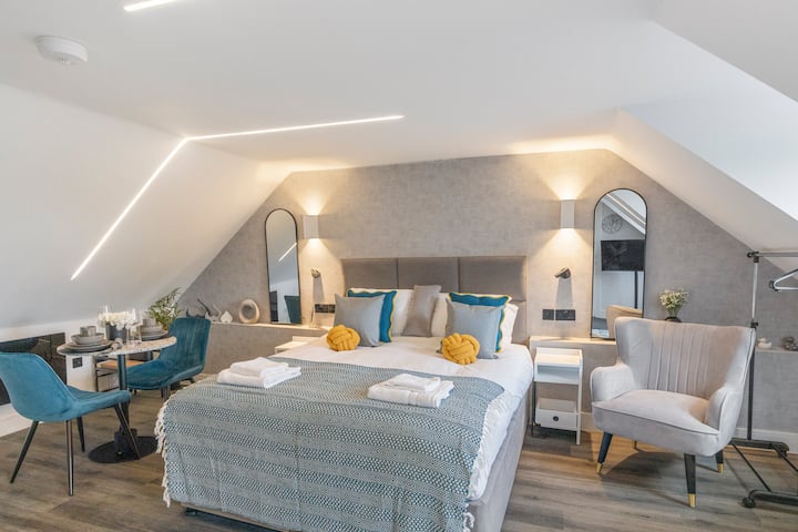 Turquoise Serenity Studio In London - London