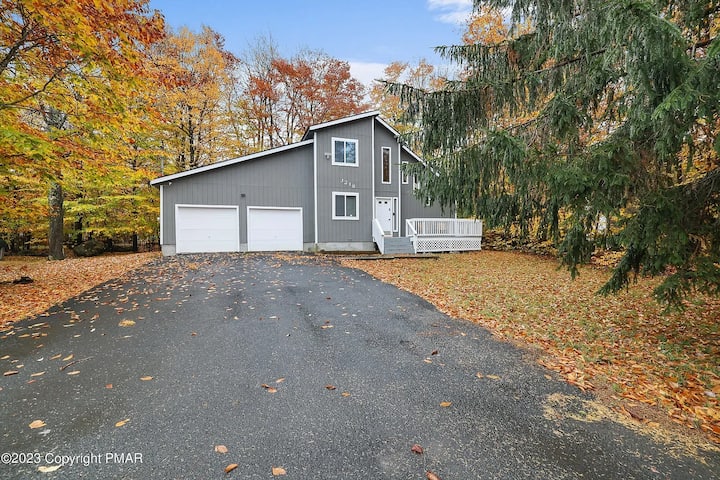 Woodside Haven | Game Room | Central Ac - Tobyhanna, PA