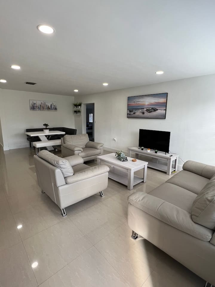 Trendy Home By Stadium & Casino - Pembroke Pines, FL