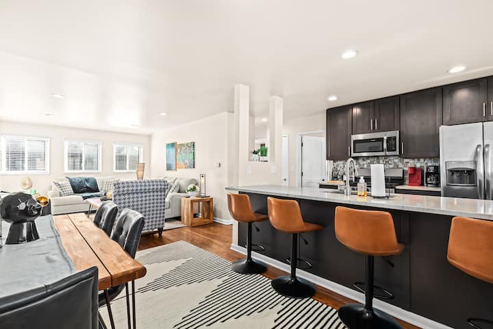 Chic 2br Work Friendly |Fast Wi-fi + Near Downtown - Royal Oak, MI