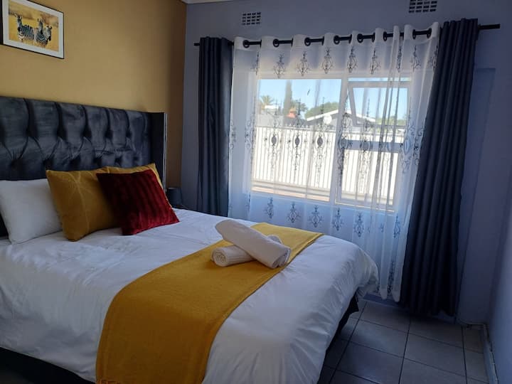 Oakwayguestsuit1|private|1 Bed|kitchen|bath|aircon - Western Cape