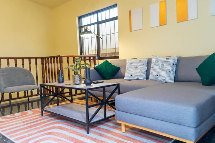 Lovely 4 Bedroom Home W/ Parking + 1st Fl Bedroom - Monterrey