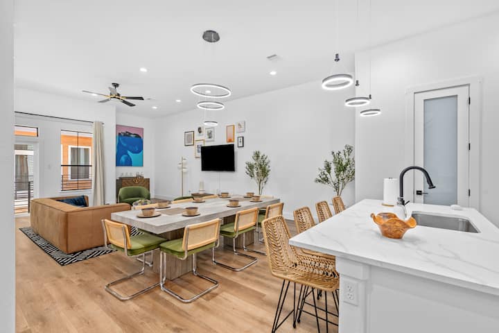 2mi From World Cup (Nrg) | Villa W/ Rooftop |8 Bed - Houston, TX