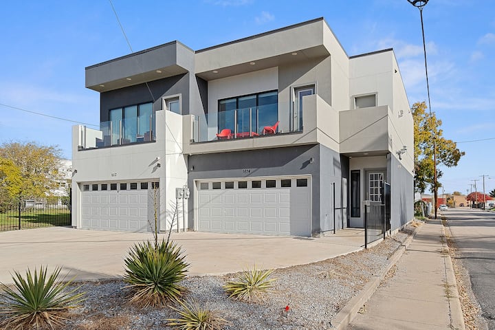 Urban Stylish 3-bed Townhome With Garage No. 1614 - Dallas, TX