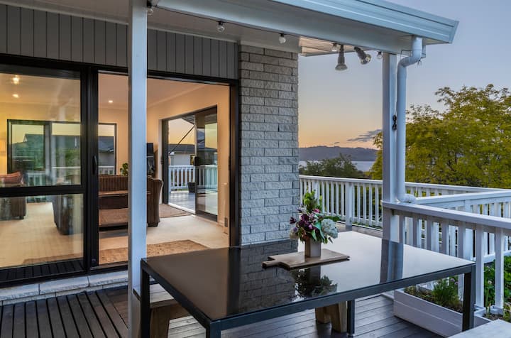Taupō Family Home - Lake Views, Gardens, Zipline+ - 