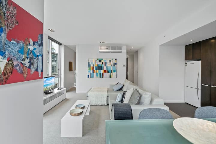 Central Apt With Parking & Pool - Melbourne