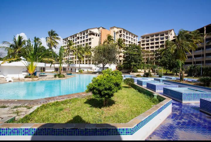 Lavish Beachfront Studio Pools/ Ac/wifi/ Elevator - Diani Beach