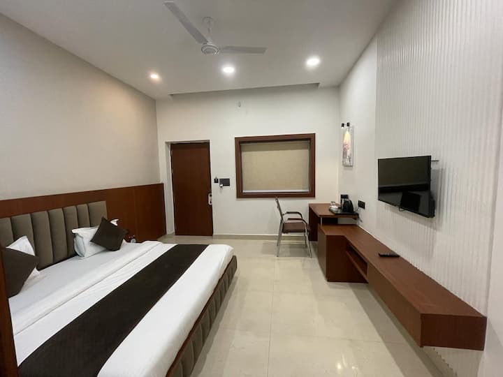 The Kedar Resort- Deluxe Room With Garden View - Mathura