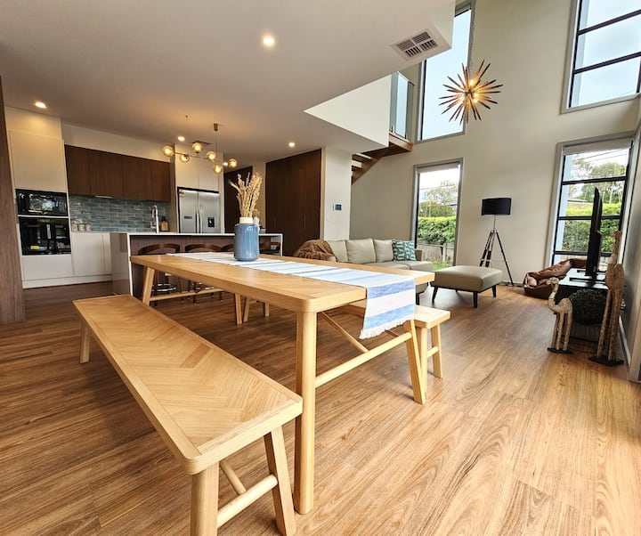 Architectural 4bedrm Townhouse With 2 Car Garage - Canberra