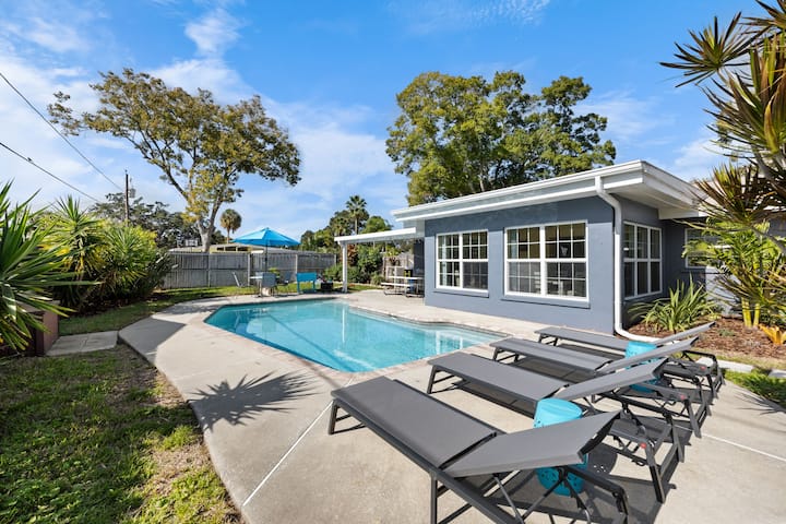 Beach 1 Mi | Pool | Fire Pit - Largo, FL