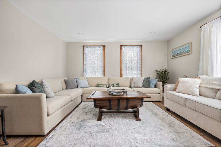 Charlevoix Modern Oasis With Hot Tub! - Charlevoix, MI