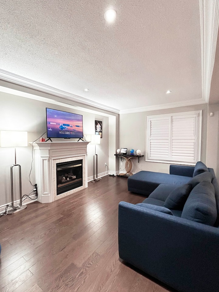 Room In Oshawa, Canada, Parking Available. - Oshawa