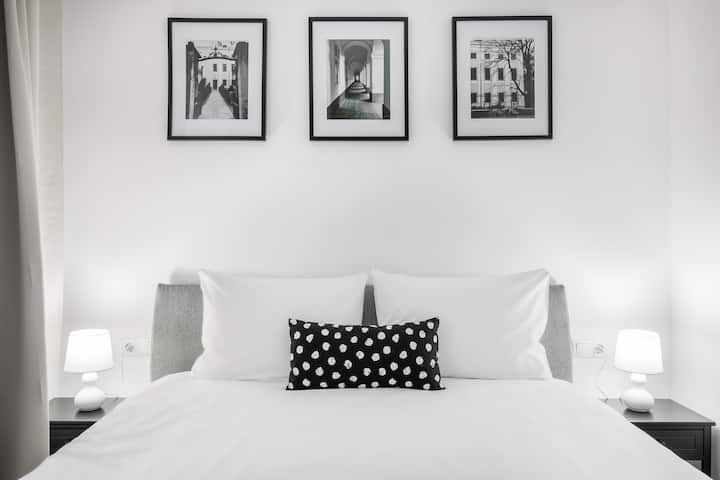Chic Monochrome Flat - Oradea