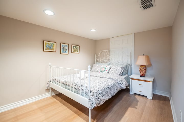 Cozy Basement 2b Unit Steps To Go Station - Toronto