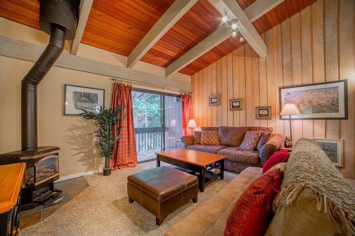 Steps To Canyon Lodge: Cozy Condo With A Fireplace - Mammoth Lakes, CA