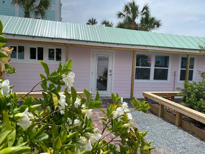 The Whale 2: Cozy Beach Cottage - Atlantic Beach, FL