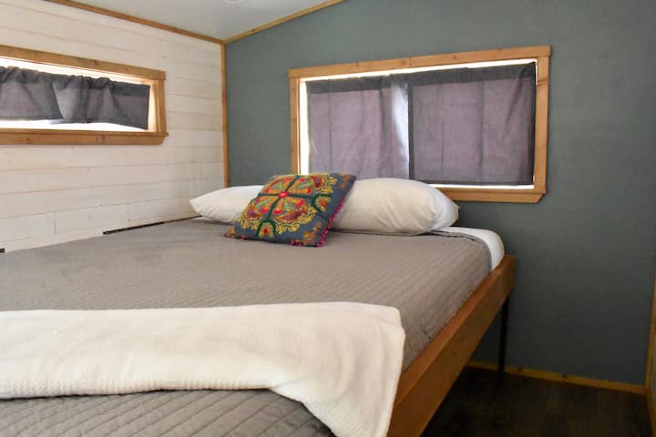Family Getaway In The Rocky Waters Tiny House - 里昂