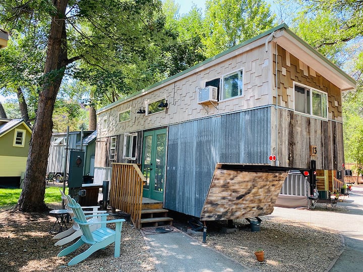 Family Getaway In The Rocky Waters Tiny House - 리용