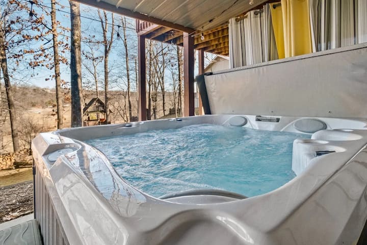 Trailhead Treehouse: Private Hot Tub, Sleeps 7 - Bella Vista, AR
