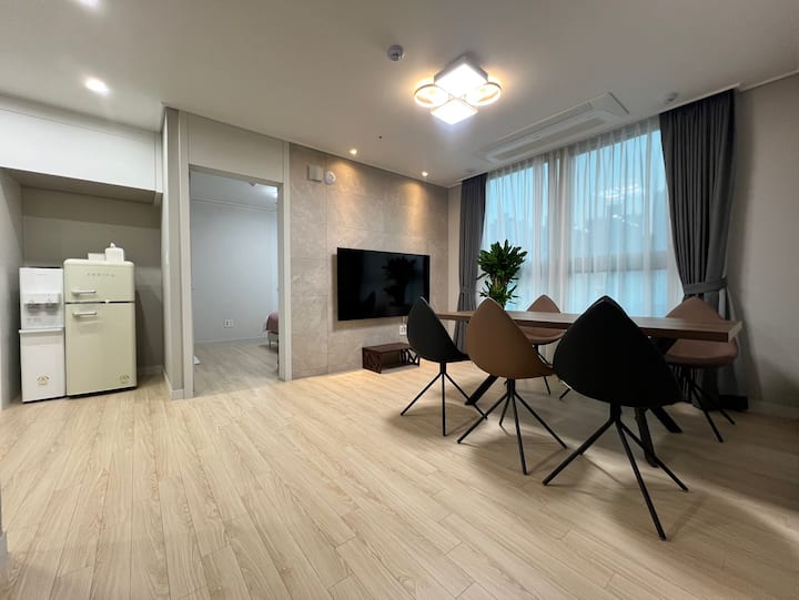 [은하수디앤엠] [일광넷] 6인식탁/프리미엄호텔침구/신축하우스/대전유성온천역3분/8인문의 - Daejeon