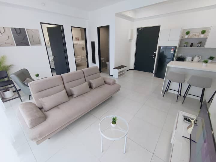 *Infinity Pool* Georgetown, 11 Pax, 2 Car Parks - George Town