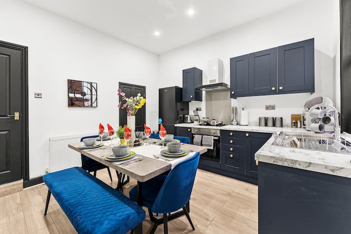 Stylish And Sleek 4 Bed House In Leeds - Parking - Leeds