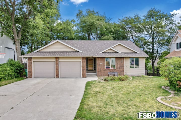 Executive House 5 Min To Iowa St Fair 5br Sleeps12 - Altoona, IA