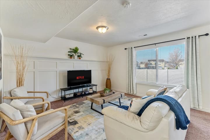 4br/2.5b Pet Friendly! 2 Car Garage Near Utah Lake - Saratoga Springs, UT