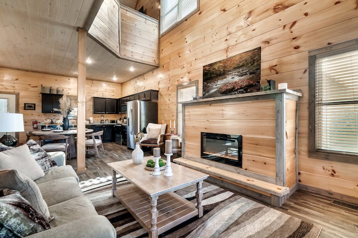 New Cabin - Hot Tub, Movie Theater, Arcade Games! - Sevierville, TN