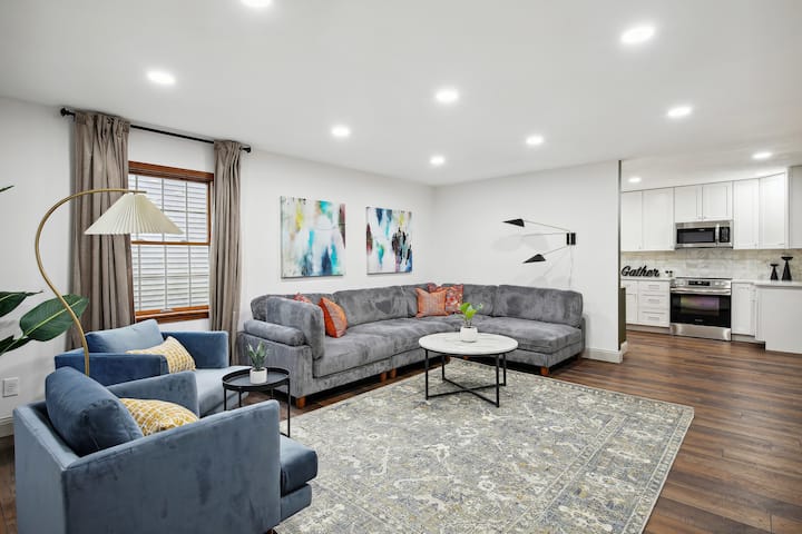 The Safari House: Bright & Modern Near U Of I - Champaign, IL