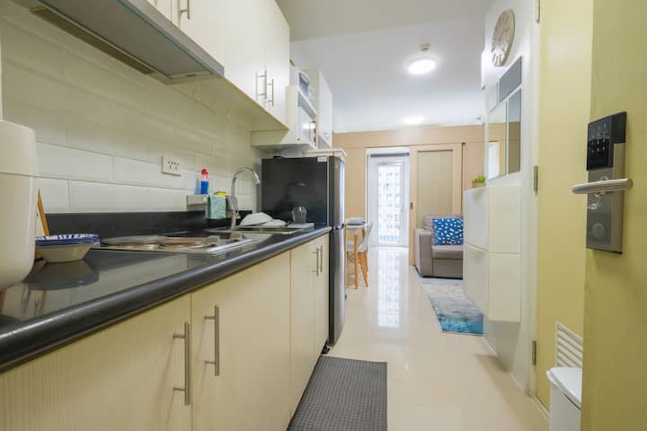 New Cozy Condo With Balcony - Makati