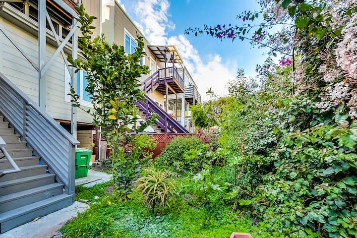 Spacious Victorian Unit With Parking & Garden - San Francisco, CA