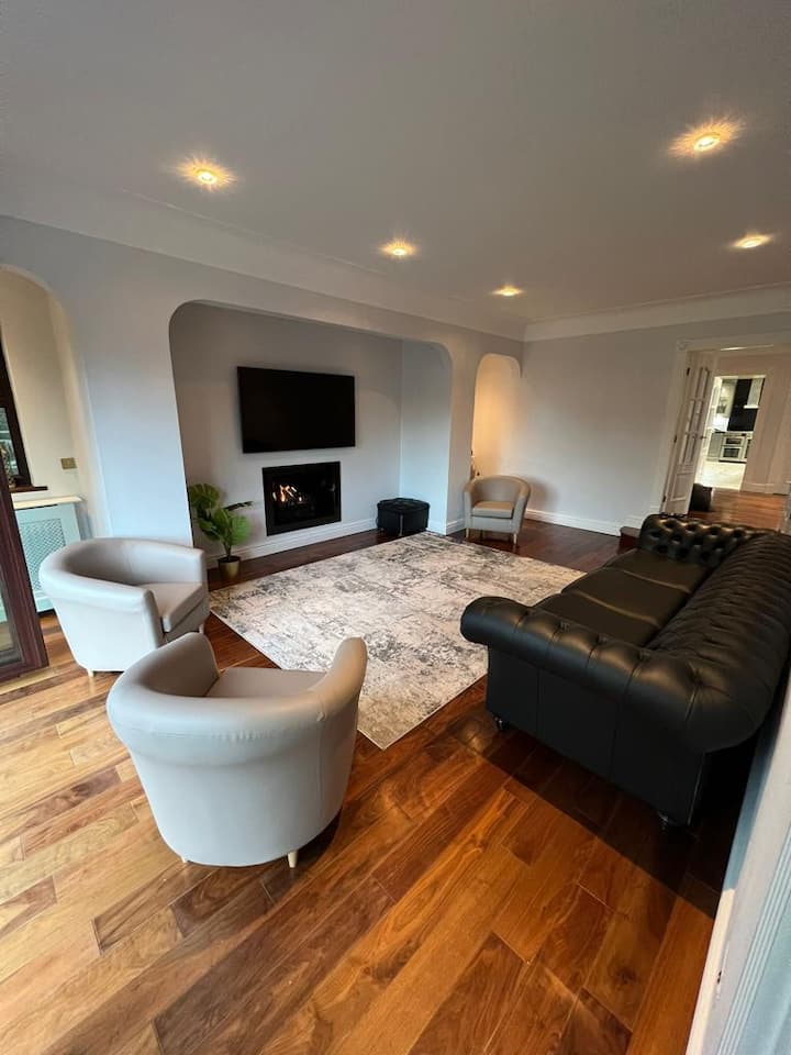 Huge Mansion W/ Hot Tub, Sauna And More! - 