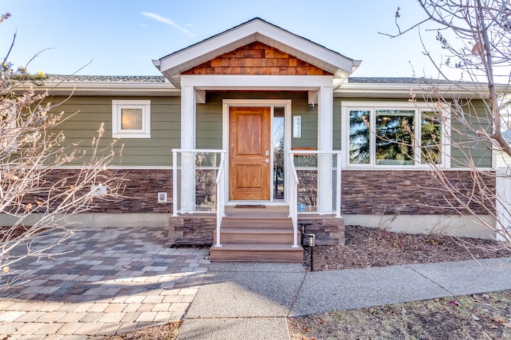 Charming 4 Bedroom Home In Sw With Hot Tub - Calgary