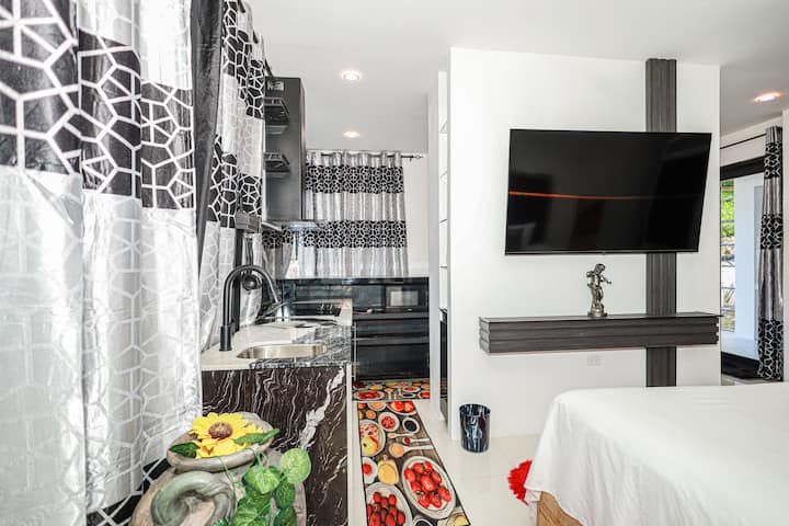 Cozy Modern Studio Retreat - Kingston, Jamaica